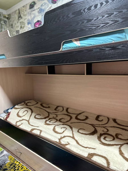 Продаётся Трёх ярусная кровать+шкафчики