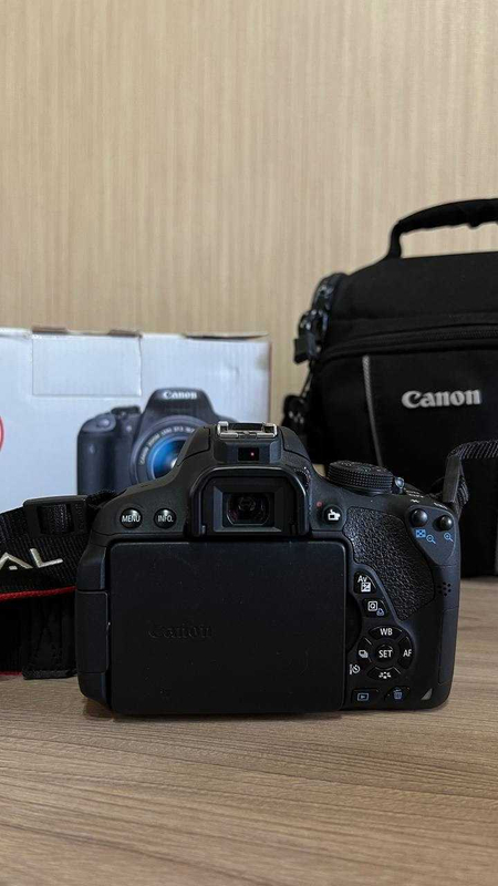Продаю зеркальную камеру Canon 700D