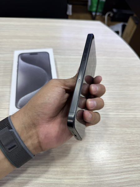 Iphone 15 pro max  black titanium 1t sotiladi