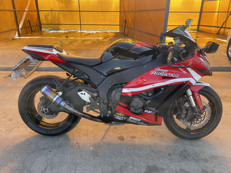 Kawasaki zx10r sotiladi.