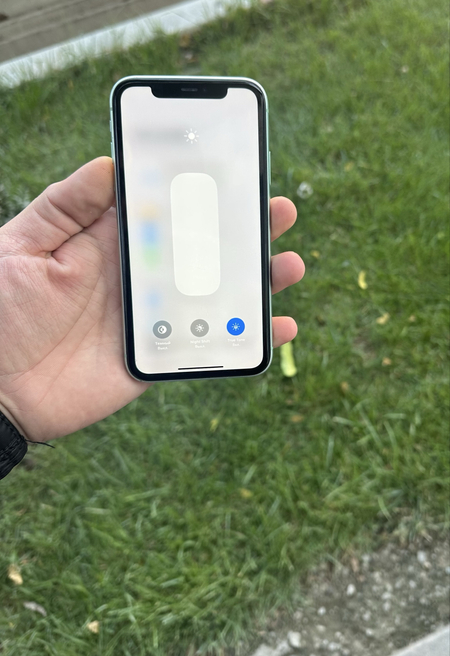 Iphone 11 sotilad bez karopka 64gb  ayb yo hama joy iwldi xolat yaxshi