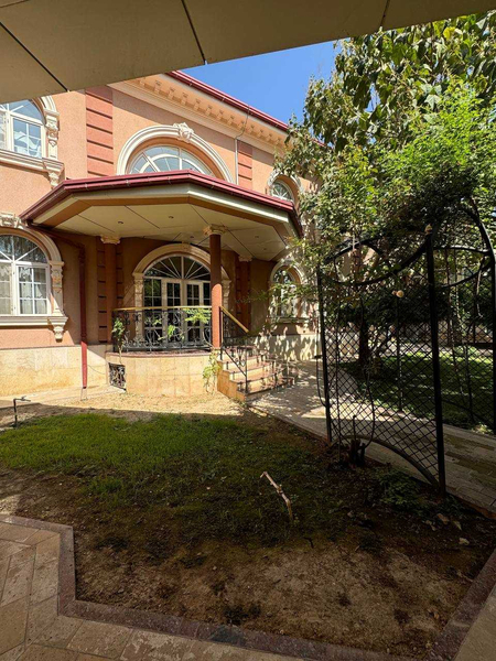 Срочно сдается шикарный участок с бассейном на Космонавтах