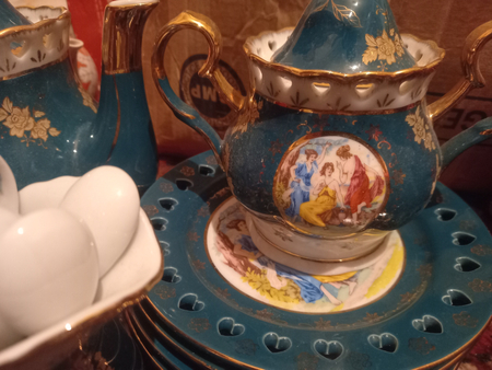Итальянская посуда. Сервантное хранение. Очень красивое