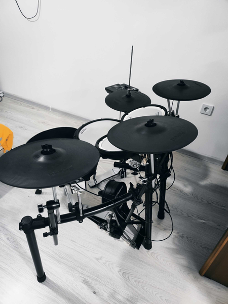 Roland TD17 kvx sotiladi srocna