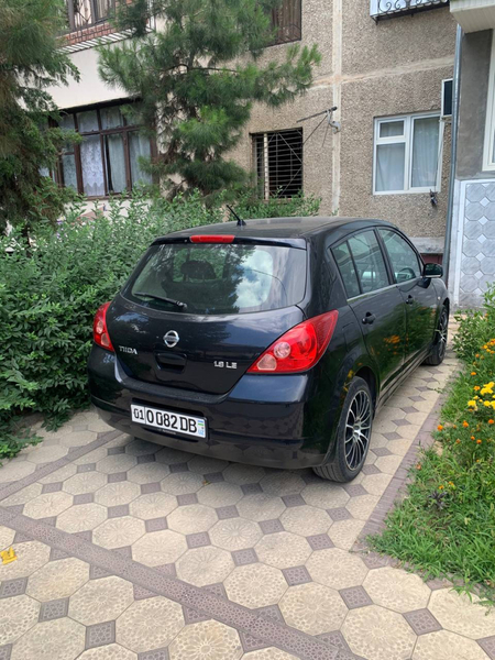 Nissan Tiida 1.8 avtomat lyukli srochna sotiladi.