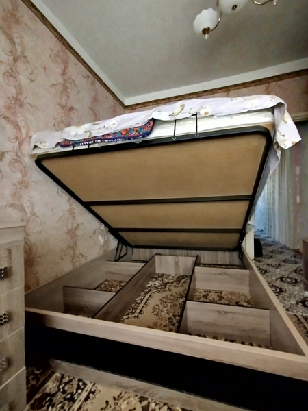 Продаю мебель, комплект спальня (своя) в идеальном состоянии...