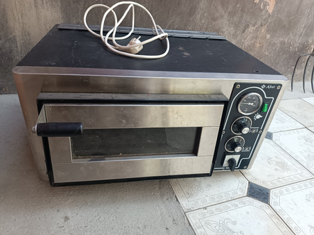 Питца печ ишлаб Турган ичидаги тоши Синган койса Болди 220w ишлайди