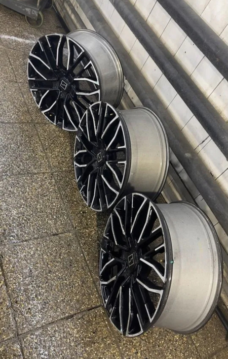 Диски оригинальные r22 на Zeekr 001