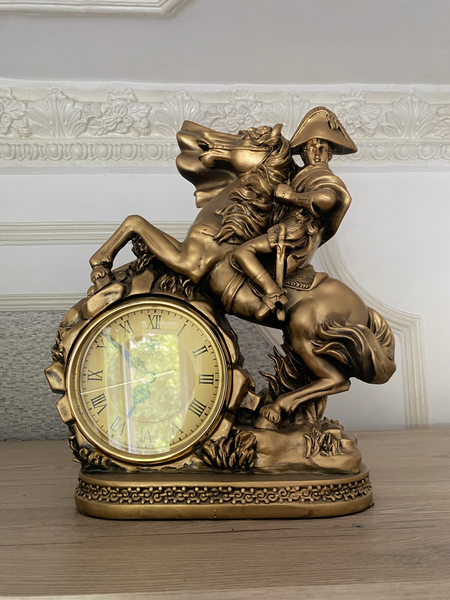Срочно продам стотуетки коней