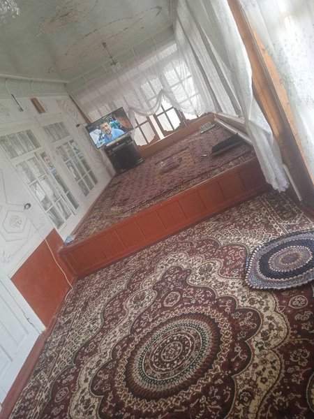 Markazdan hovli sotiladi.