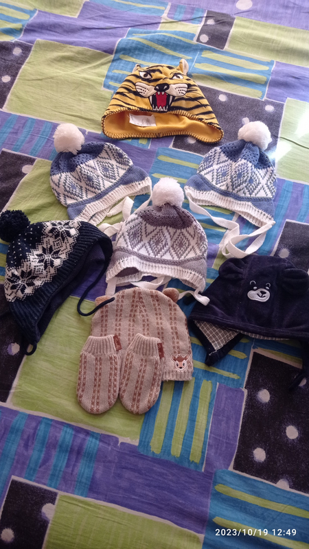Продам шапочки на младенца до года.