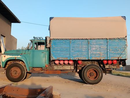Zil sotiladi narxi kelishamiz srochno 60 million kelishamiz