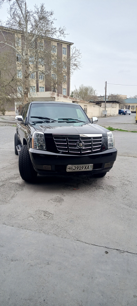 Cadillac escalade sotiladi