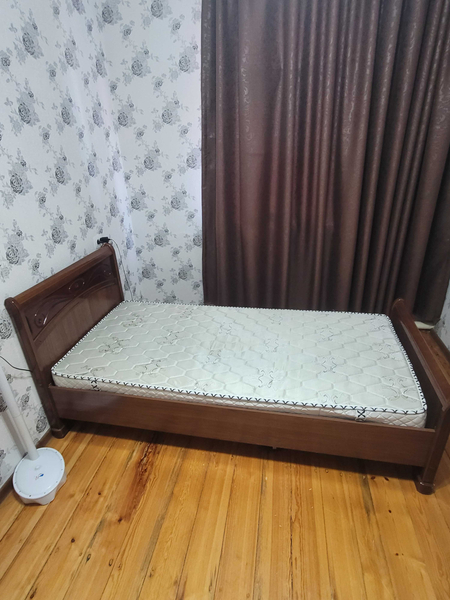Продаётся кровать с матрасом.