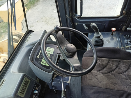 Фронтальный погрузчик LiUGONG  LG835  2.2.куб  йили 2012.
Марка – #XCM