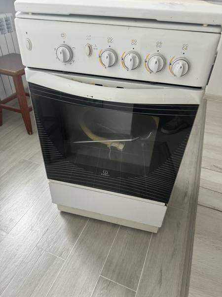Продаю газовую плиту Indesit