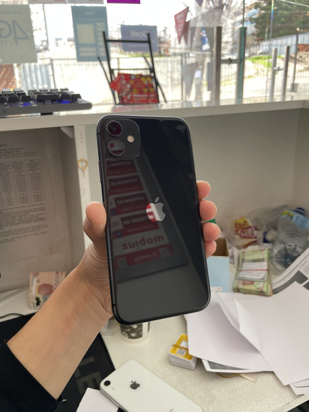 iPhone 11 black 64gb