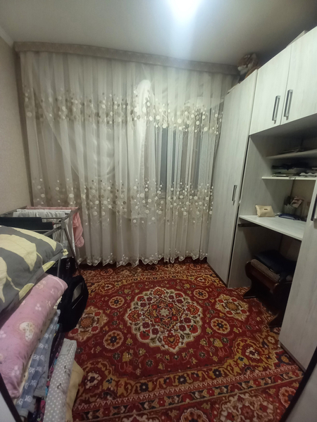 Срочно продаётся 1ком квартира в чирчике 2.6 балкон 44 квадрат 3 этаж