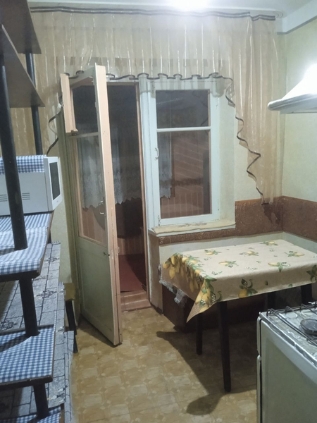 Чирчик ш. Аранча Воен городок кирпичный дом 2/2-этаж 1х
