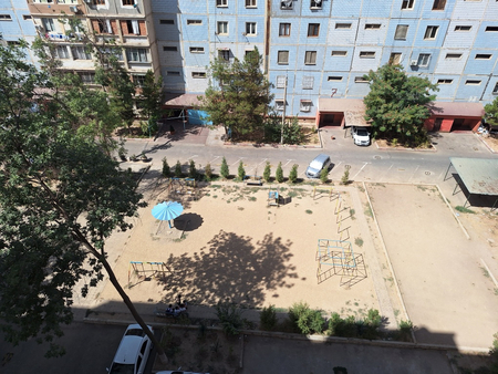 Продаётся трех -комнатная квартира на на Карасу-6  3/7/9 86 кв.м .