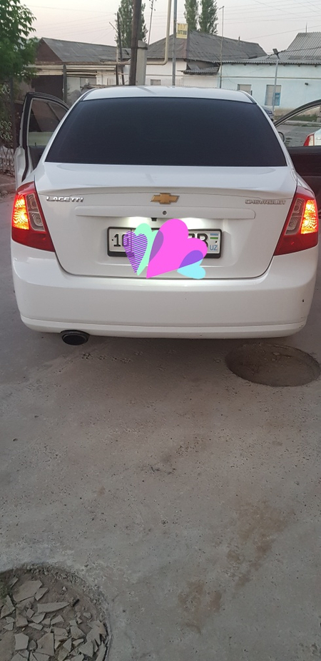 Lasetti 1.8 sotiladi