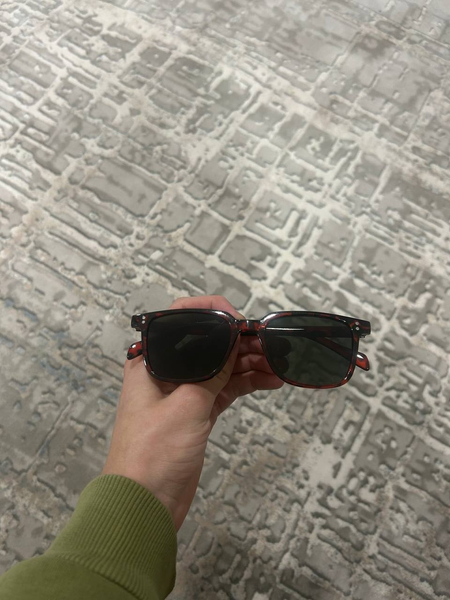 Oliver Peoples .