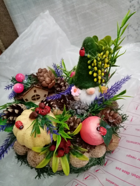 Поделка осенняя, с гномом и осенним урожаем