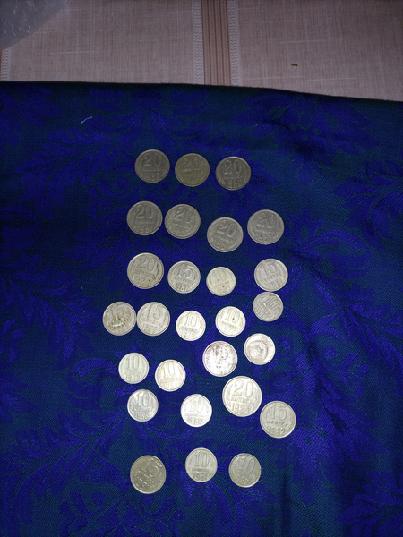Продам монеты и значки