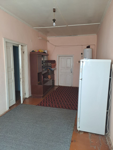 Olmaliq shahar Stariy bazar hududida joylashgan katta hovli sotiladi