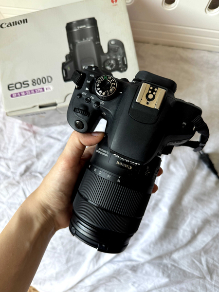 Продается Canon EOS 800D с объективом Kit 18-135mm IS USM