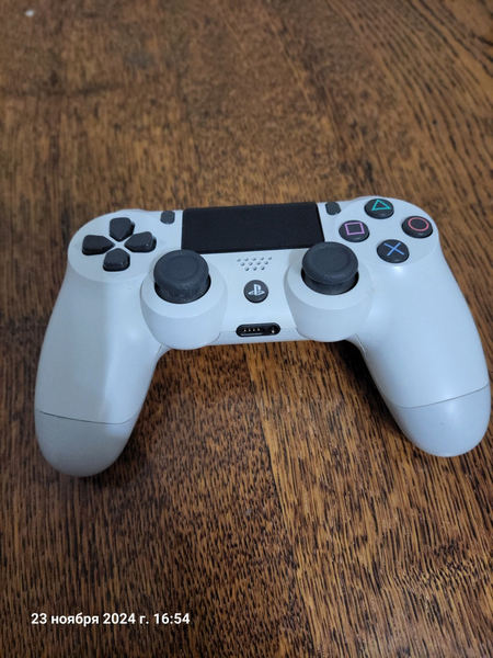 Original jostig Dualshock 4 ideal holatda