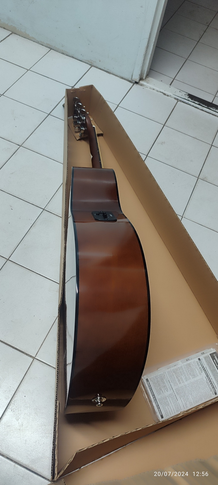 Gitara 2022 yilgi yangi holda olingan hali ishlatilmagan.