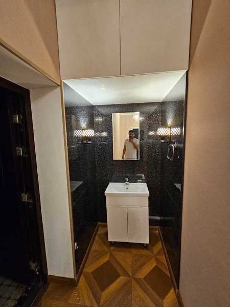 2 xonali 65m² +65m² podval, 1-qavat sotiladi.