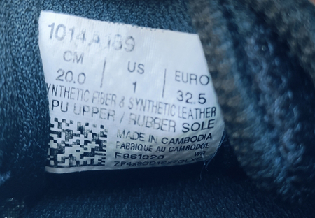 Продам детские фирменные кроссовки Asics