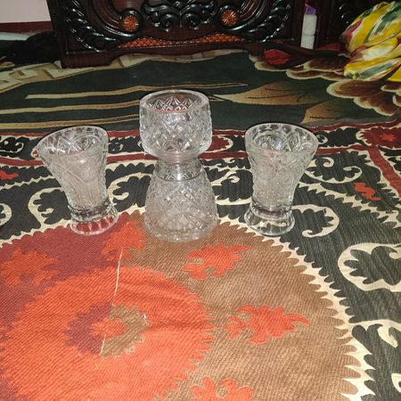 Hurustal vaza va chinni kuzalar sotiladi
