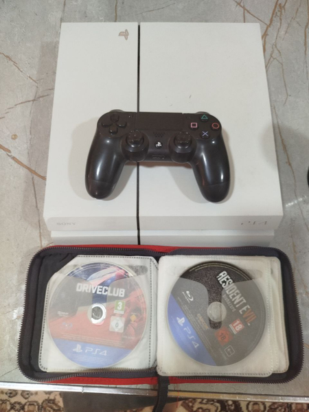 Play station 4 в хорошем состоянии