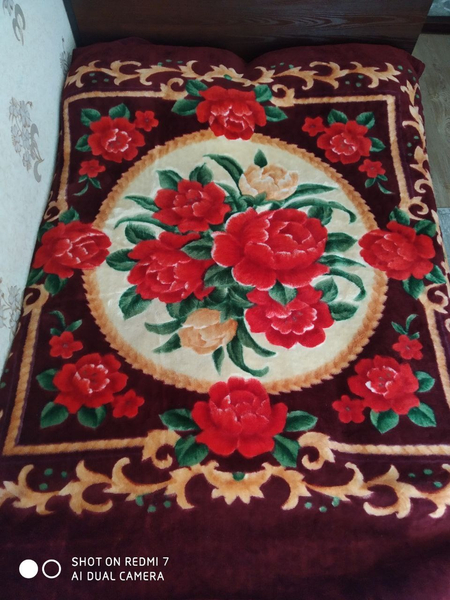 Кровать двухспальная с матрасом.
