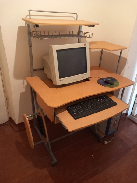 Kompyuter zavodskoy stoli bilan birgalikda sotiladi.