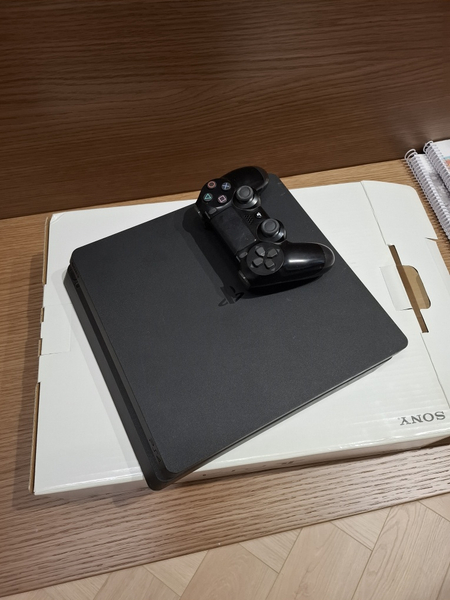 Playstation 4slim 1tb  в отличном  состоянии с 2 джостиками