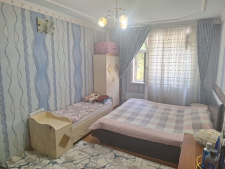 Прожаётся. Кораками 2/5. 3 ком. 1-этаж. Банковский керпич [113 кв.м]
