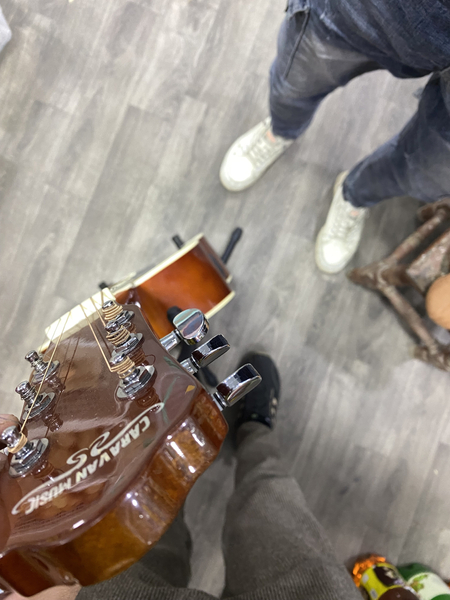 Gitara akustik elktroni sotiladi