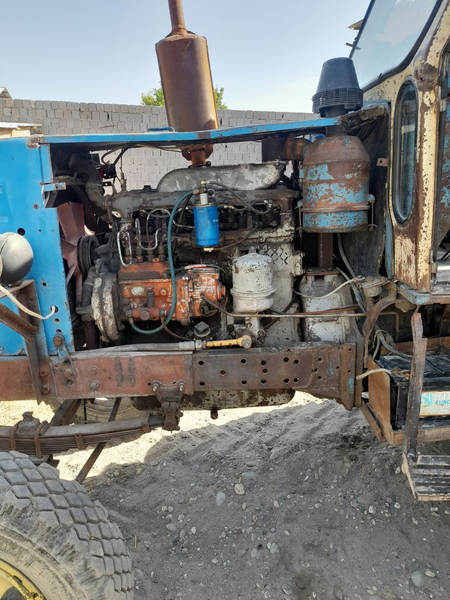 Traktir srochni sotiladi
