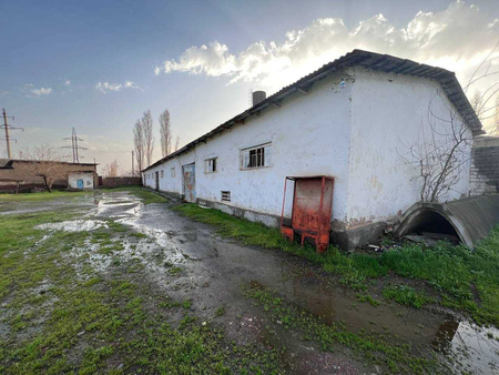 28 sotix yer sotiladi