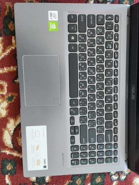 Noutbuk Asus corai 7
