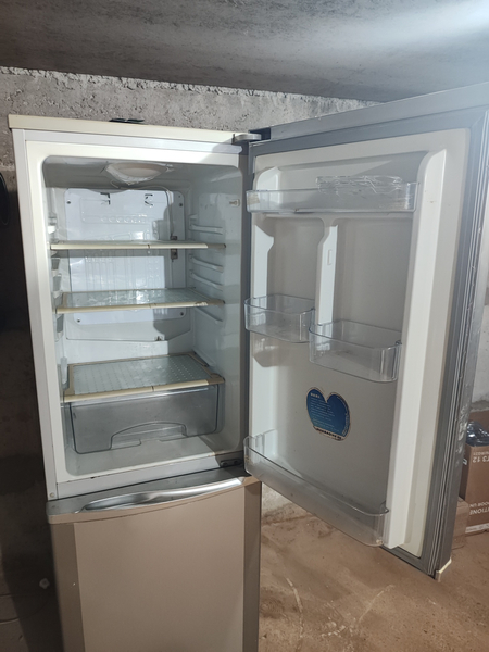 Продается холодильник работает отлично