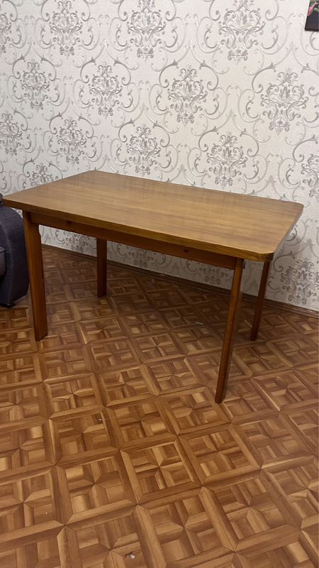 2 скамейки с ящиками для хранения, 2  табуретки, стол