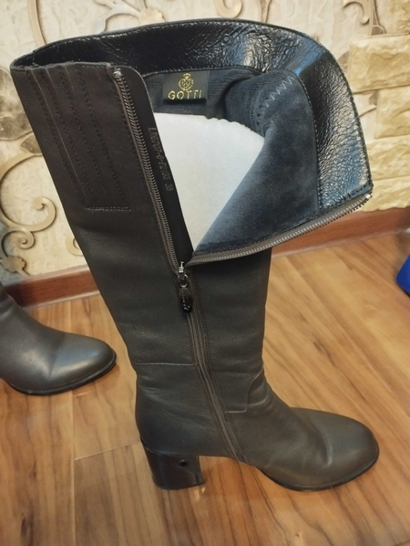 Женские кожаные высокие сапоги.