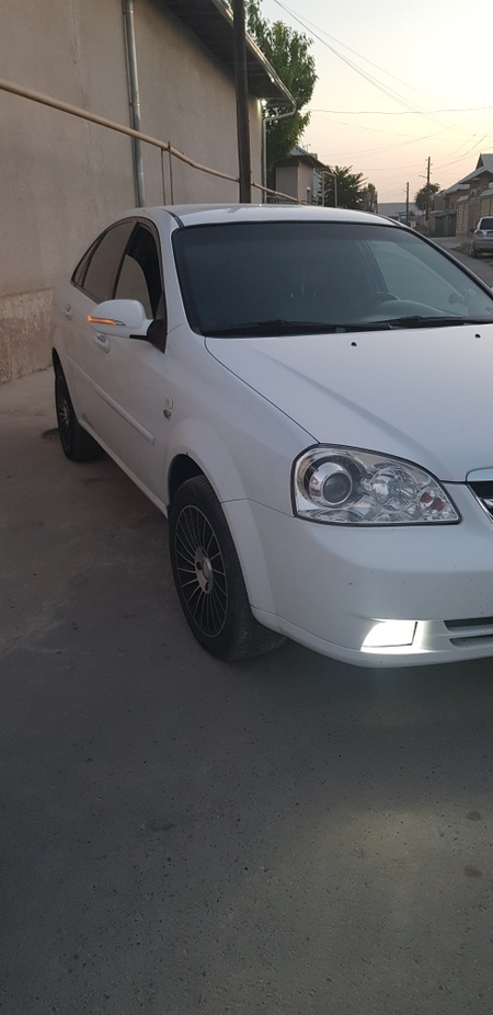 Lasetti 1.8 sotiladi
