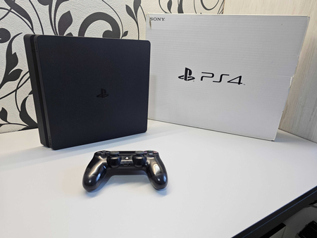 ПРОДАМ PlayStation 4 Slim на 1000GB +Игры Закачены. Состояние ОТЛИЧНОЕ