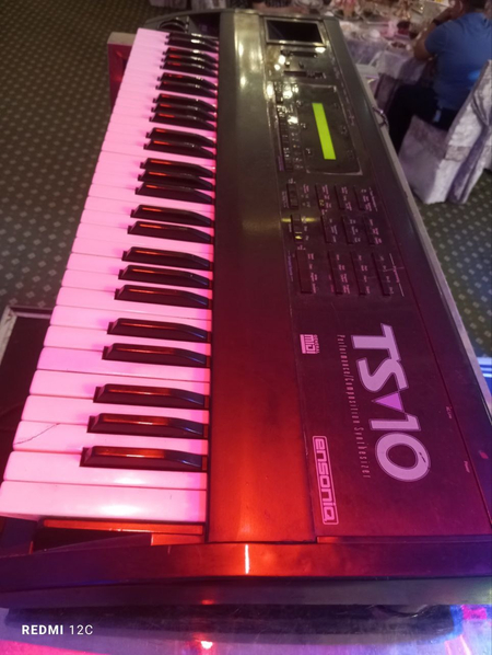 Ensoniq ts10 plus sotiladi